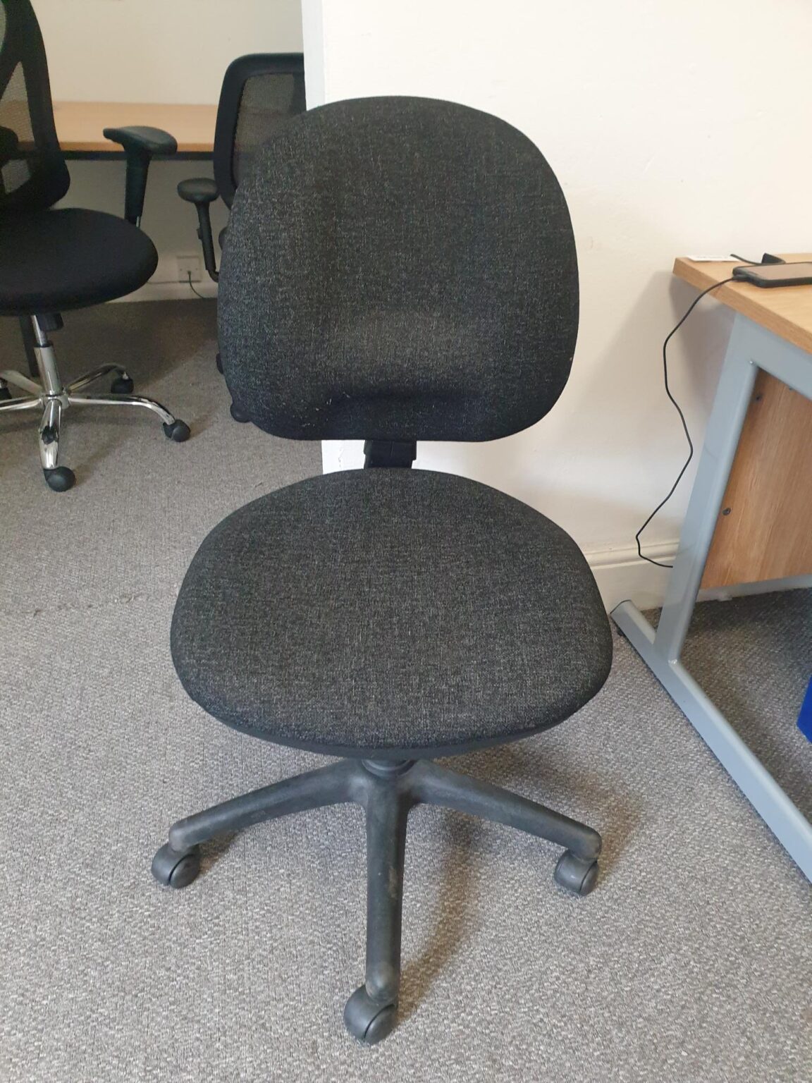 Free desk and chairs available for collection – Reading Voluntary Action